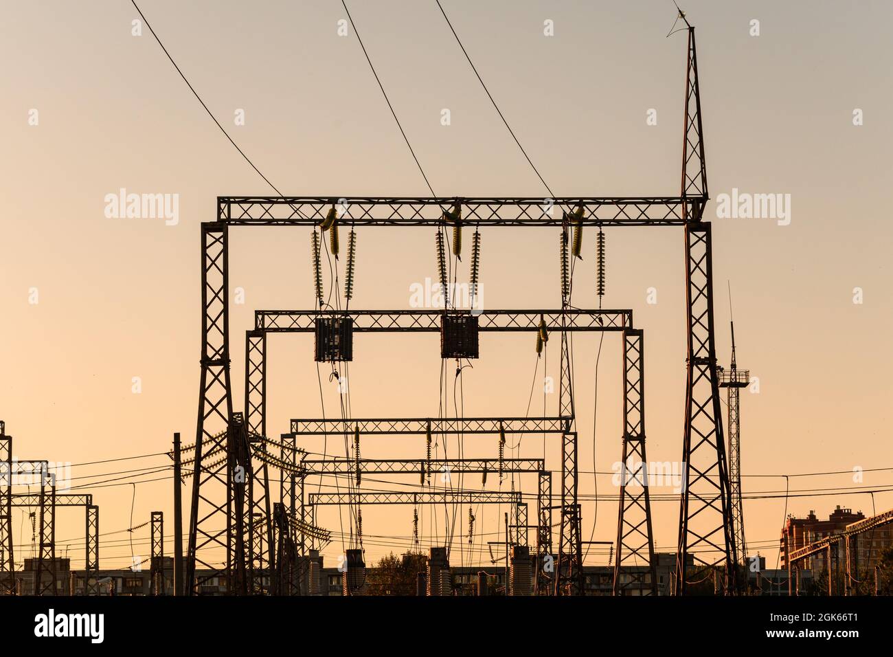 High-voltage power lines with wave trap or high-frequency stopper ...