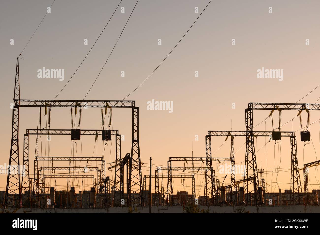 High-voltage power lines with wave trap or high-frequency stopper ...