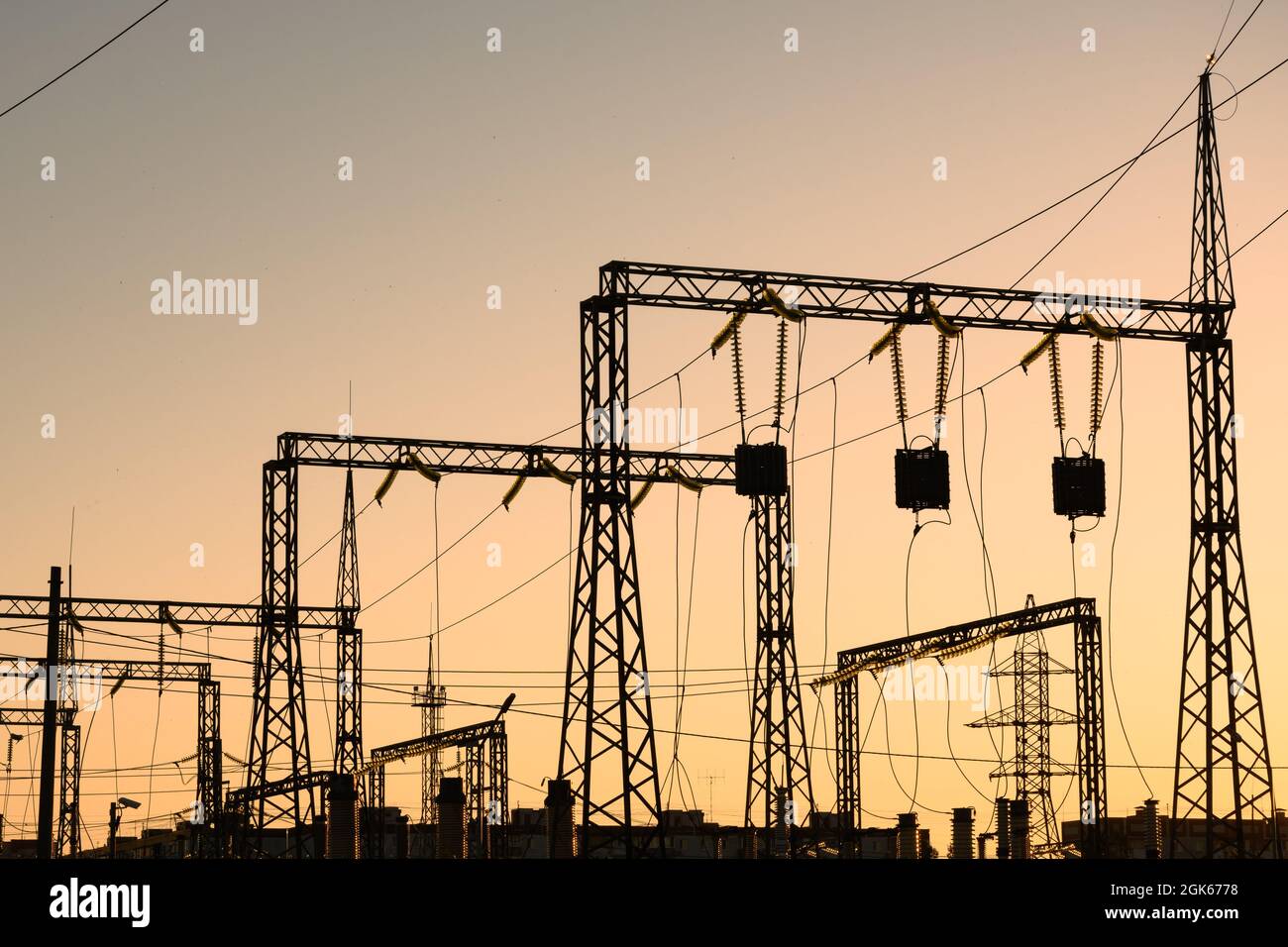 High-voltage power lines with wave trap or high-frequency stopper ...