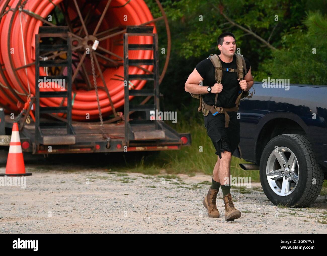 A Soldier assigned to the U.S. Army John F. Kennedy Special Warfare ...