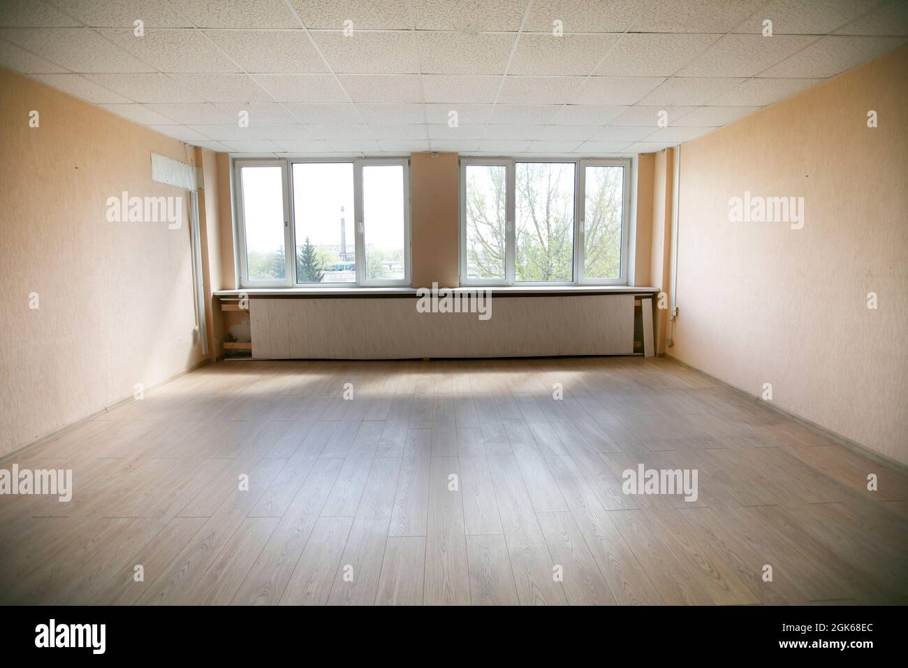 Empty room with beige walls Stock Photo - Alamy