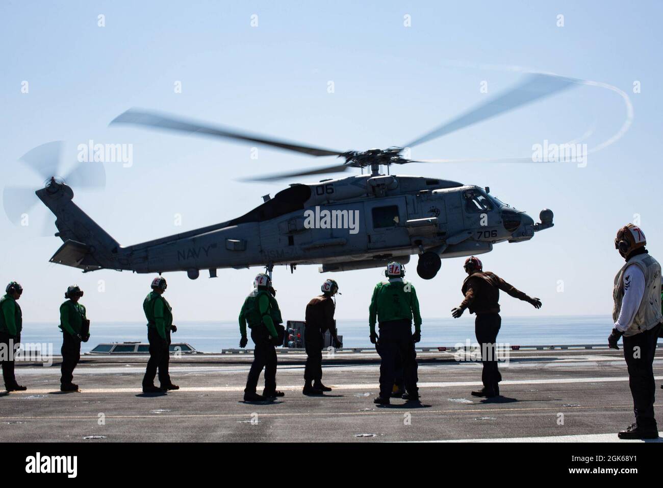 PACIFIC OCEAN (Aug. 13, 2021) Sailors brace as an MH-60R Sea Hawk ...