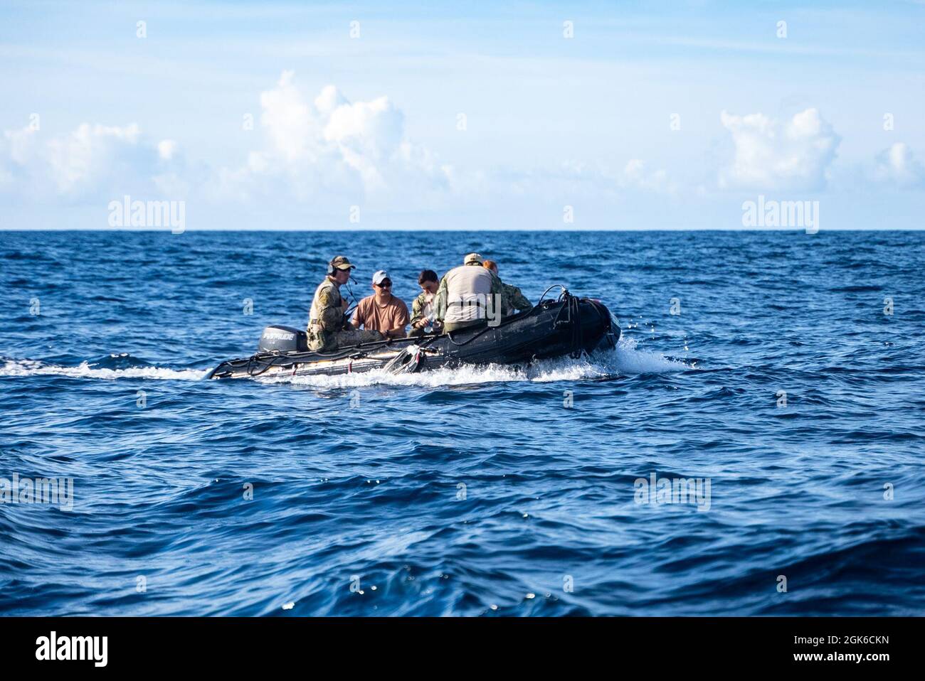 Naval diving and salvage training hi-res stock photography and images ...