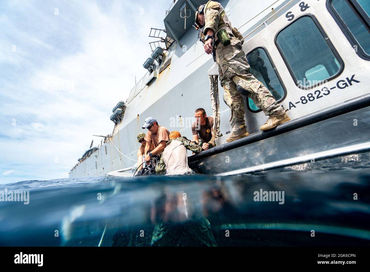 Navy Divers, assigned to Mobile Diving Salvage Unit (MDSU) 2, conduct ...