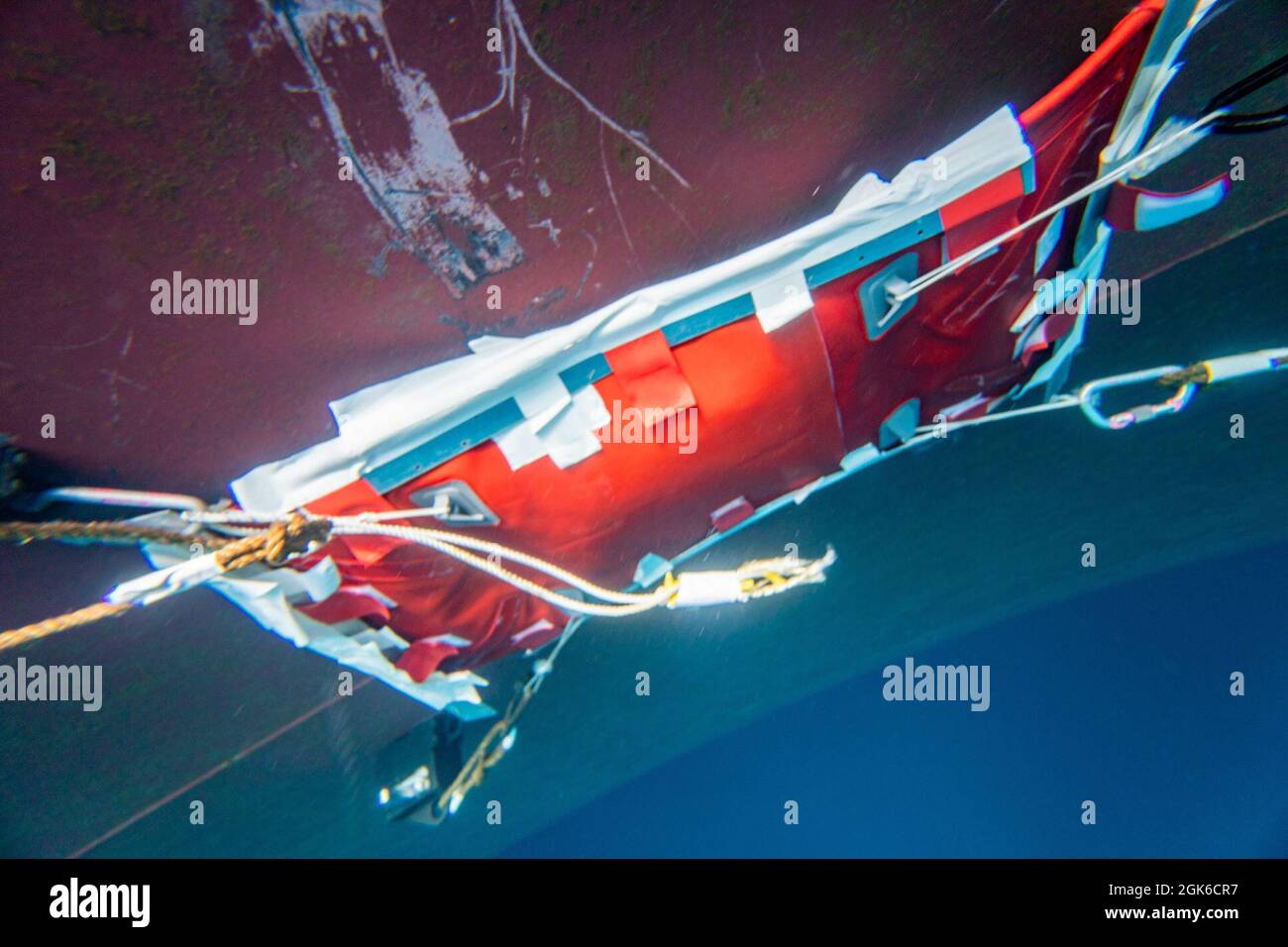 Navy Divers, assigned to Mobile Diving Salvage Unit (MDSU) 2, conduct ...