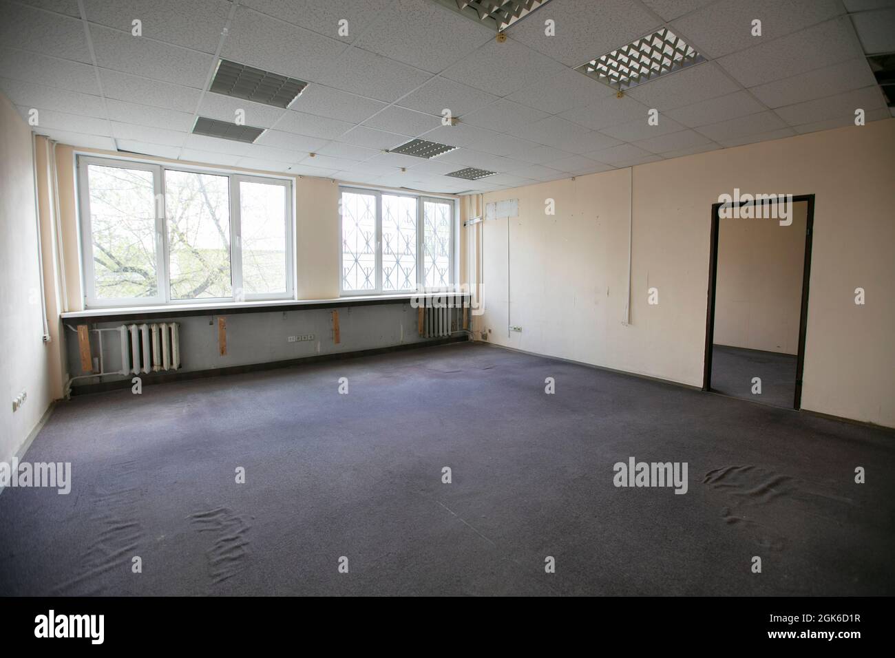 Empty room with beige walls Stock Photo - Alamy