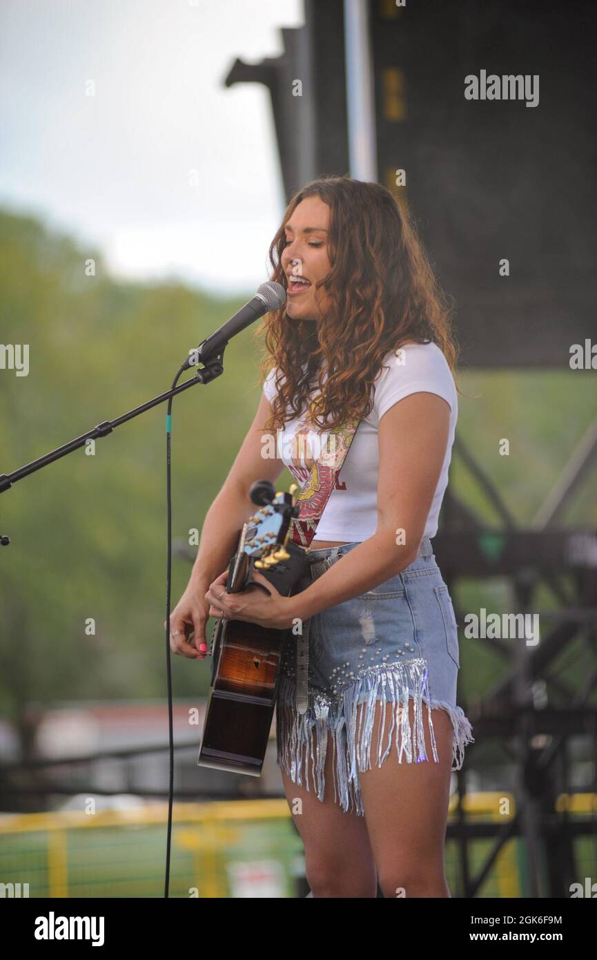 210814-N- EJ843-0563 GROTON, Conn. (Aug. 14, 2021) - Country music ...