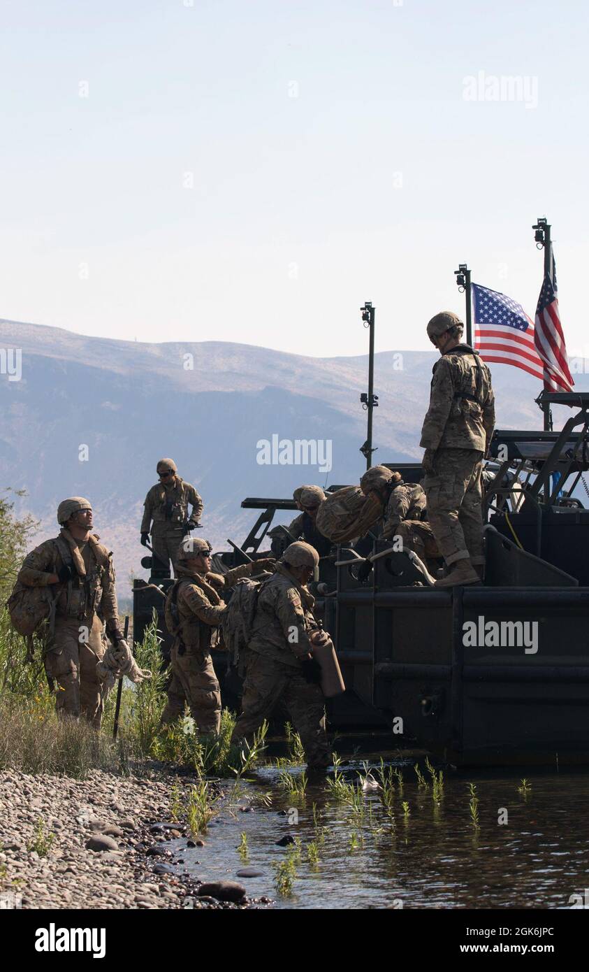 U.S. Army Reserve soldiers with the 301st Maneuver Brigade, from Joint ...