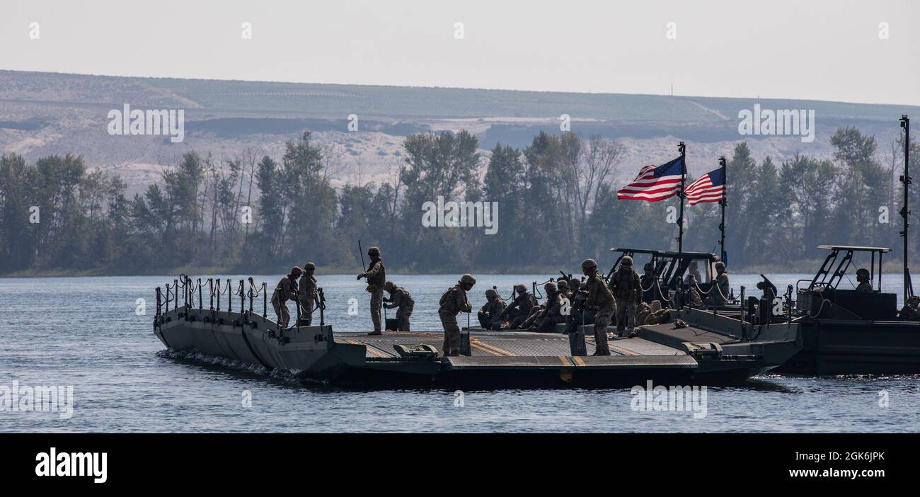 U.S. Army soldiers from the 671st Multi-Role Bridge Company, 321st ...