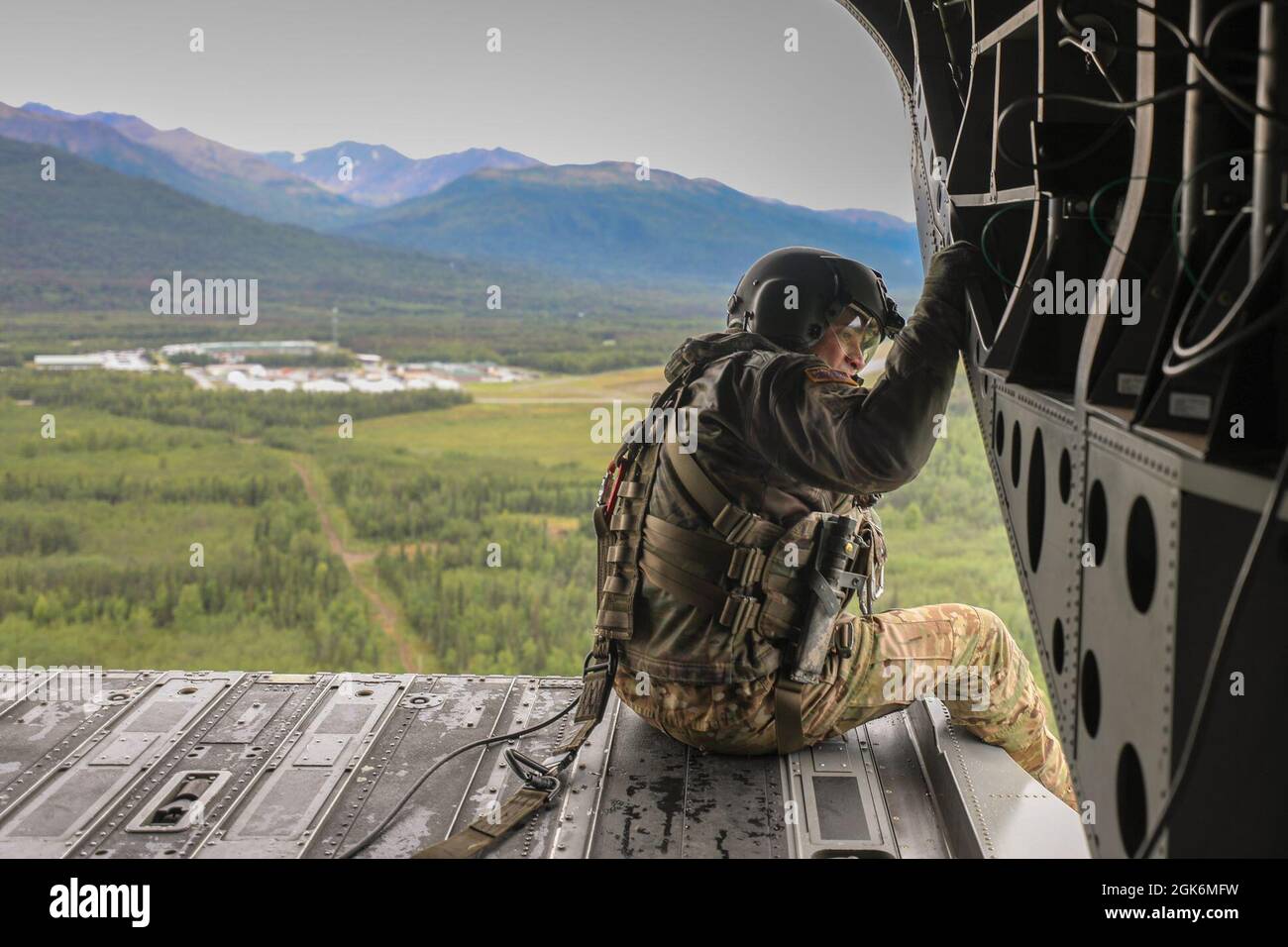 U.S. Army Staff Sgt. Jeremy Maddox, CH-47 Chinook flight engineer ...
