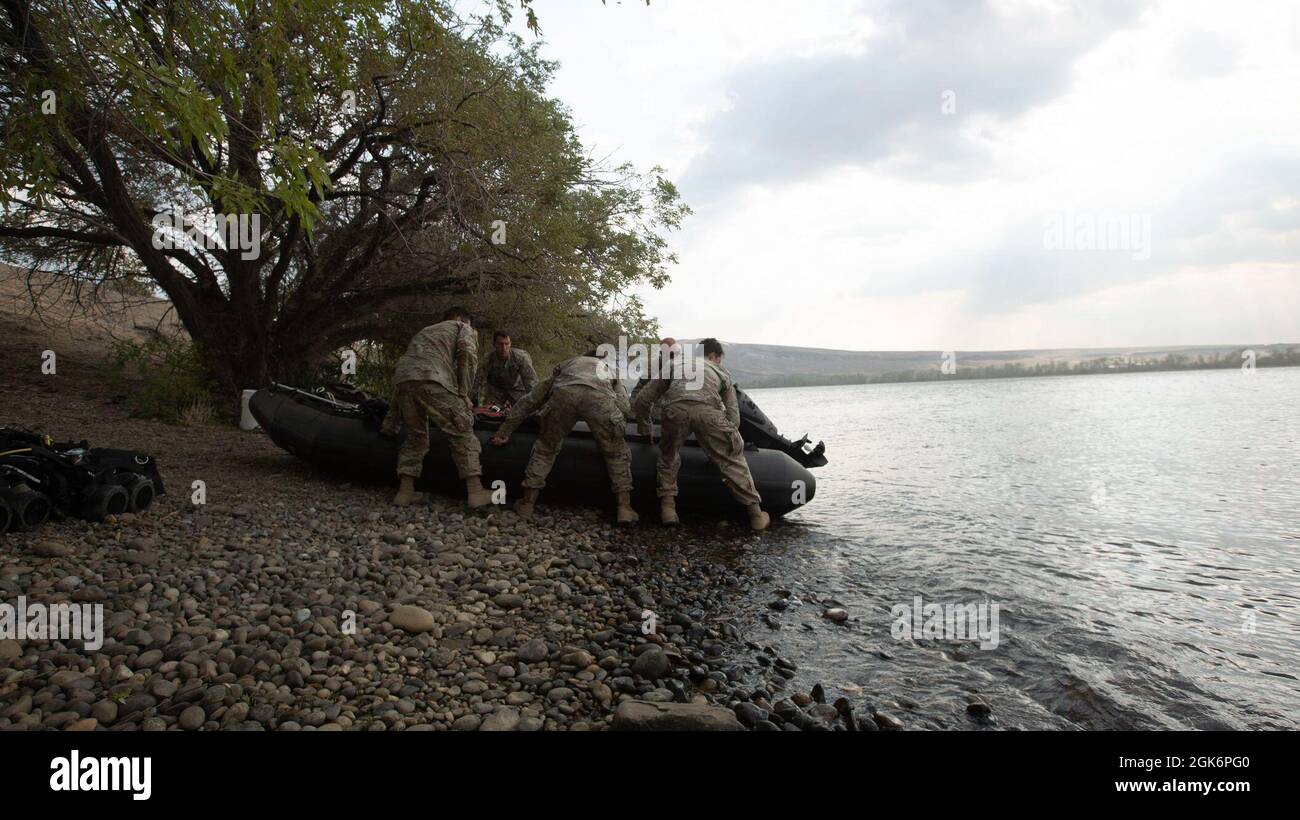 The 511th Engineer Dive Detachment, out of Fort Eustis, Virginia, moved ...