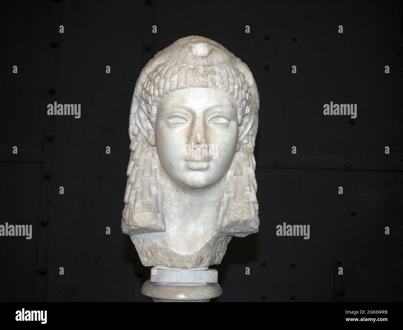 Isis statue rome hi-res stock photography and images - Alamy
