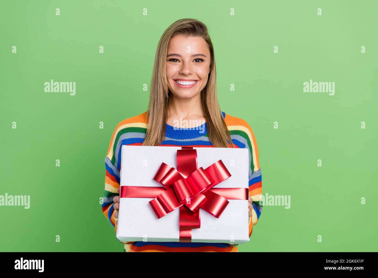 Photo portrait girl keeping gift box smiling at birthday party isolated ...