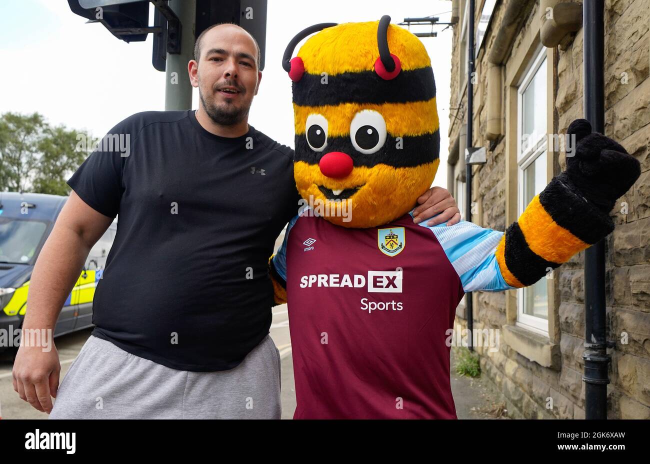 Leeds united mascot hi-res stock photography and images - Alamy