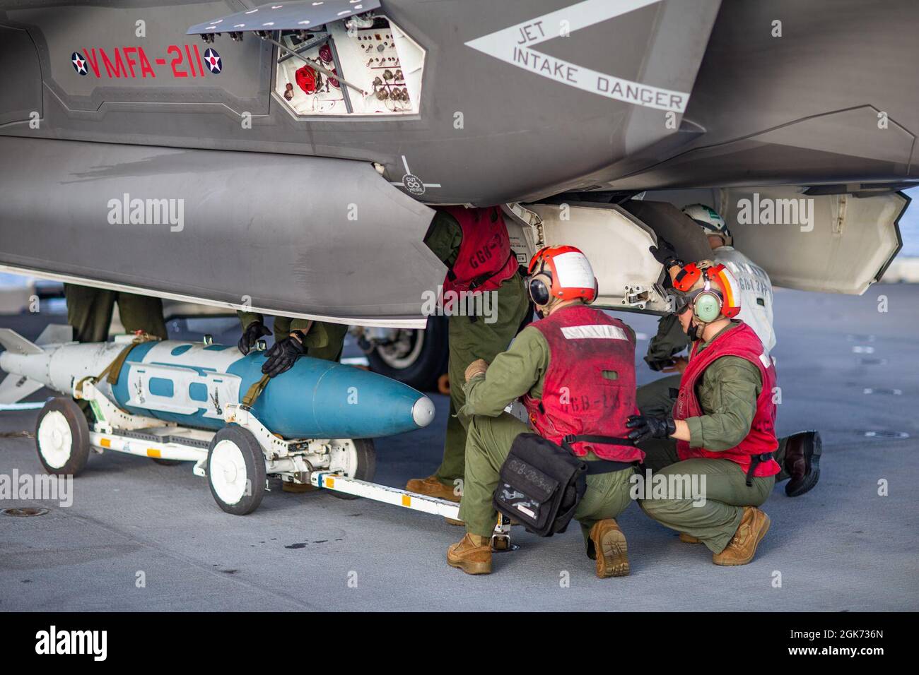 U.S. Marines with 31st Marine Expeditionary Unit (MEU), load inert ...