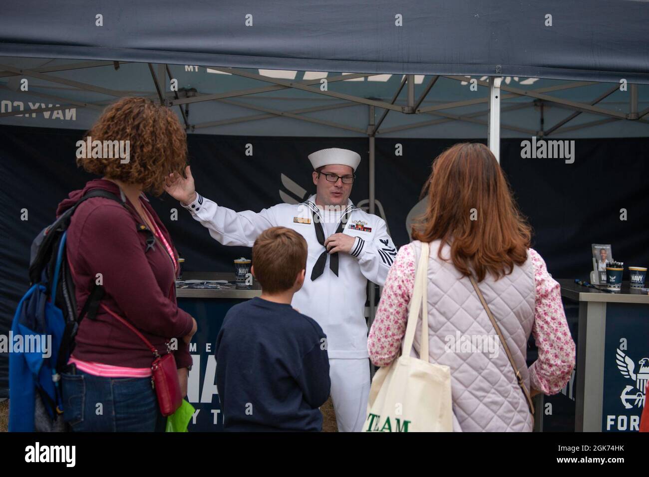 Navy officer recruiting station hi-res stock photography and images - Alamy