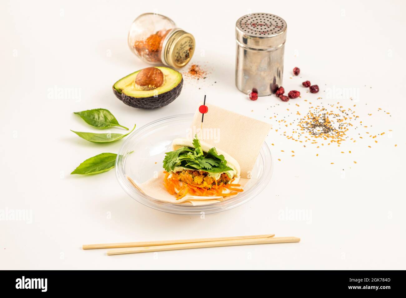 Baño de verduras con mucho cilantro, aguacate y zanahoria. Fondo con ...