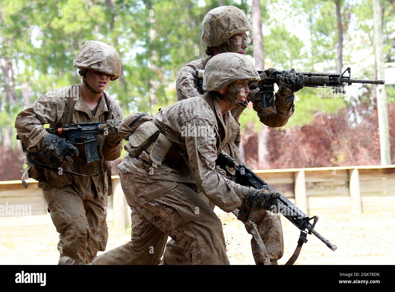 Recruits with Oscar Company, 4th Recruit Training Battalion, complete ...
