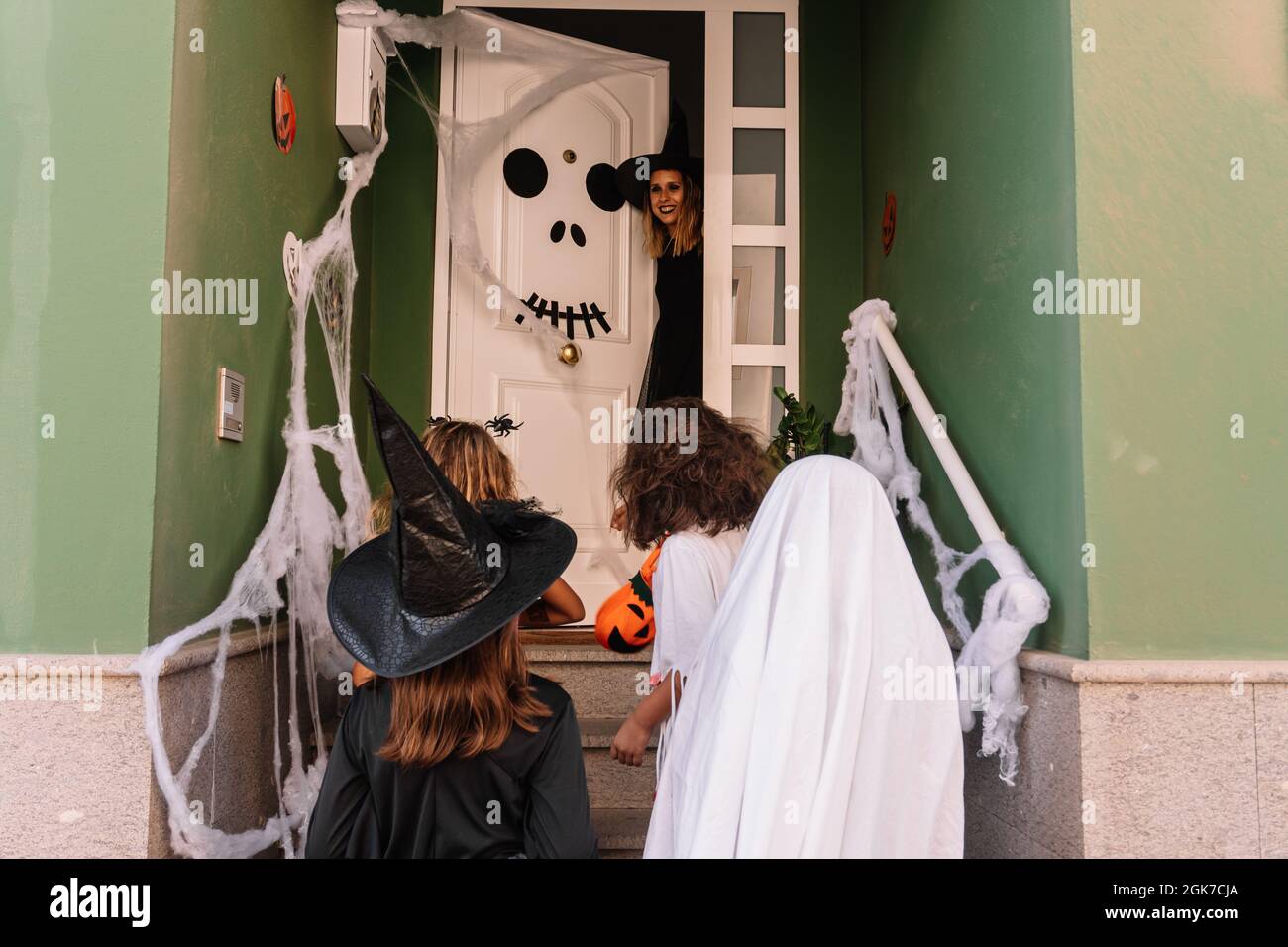 Children trick or treating house door hi-res stock photography and ...