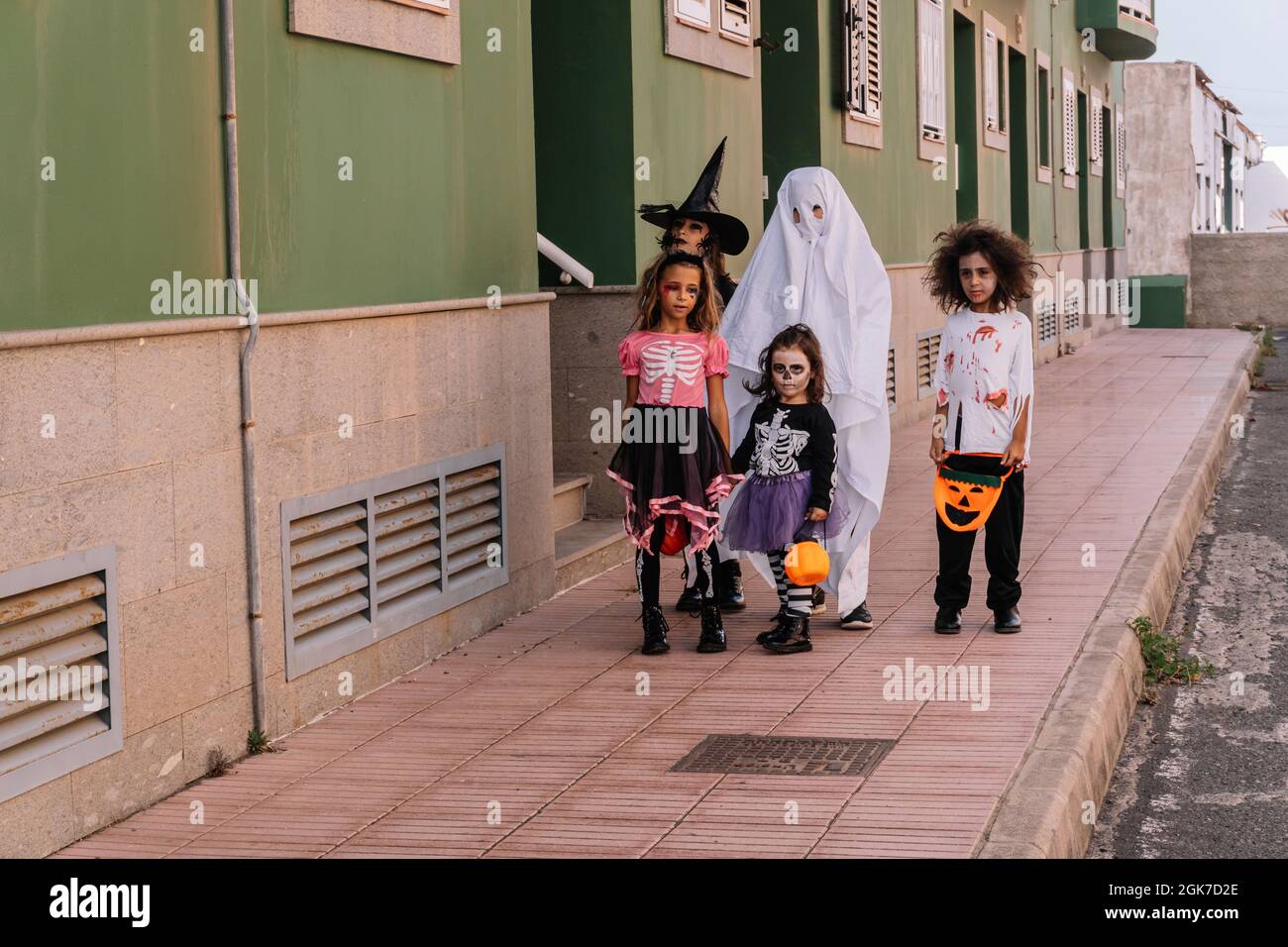 Boy dressed up skeleton hi-res stock photography and images - Alamy
