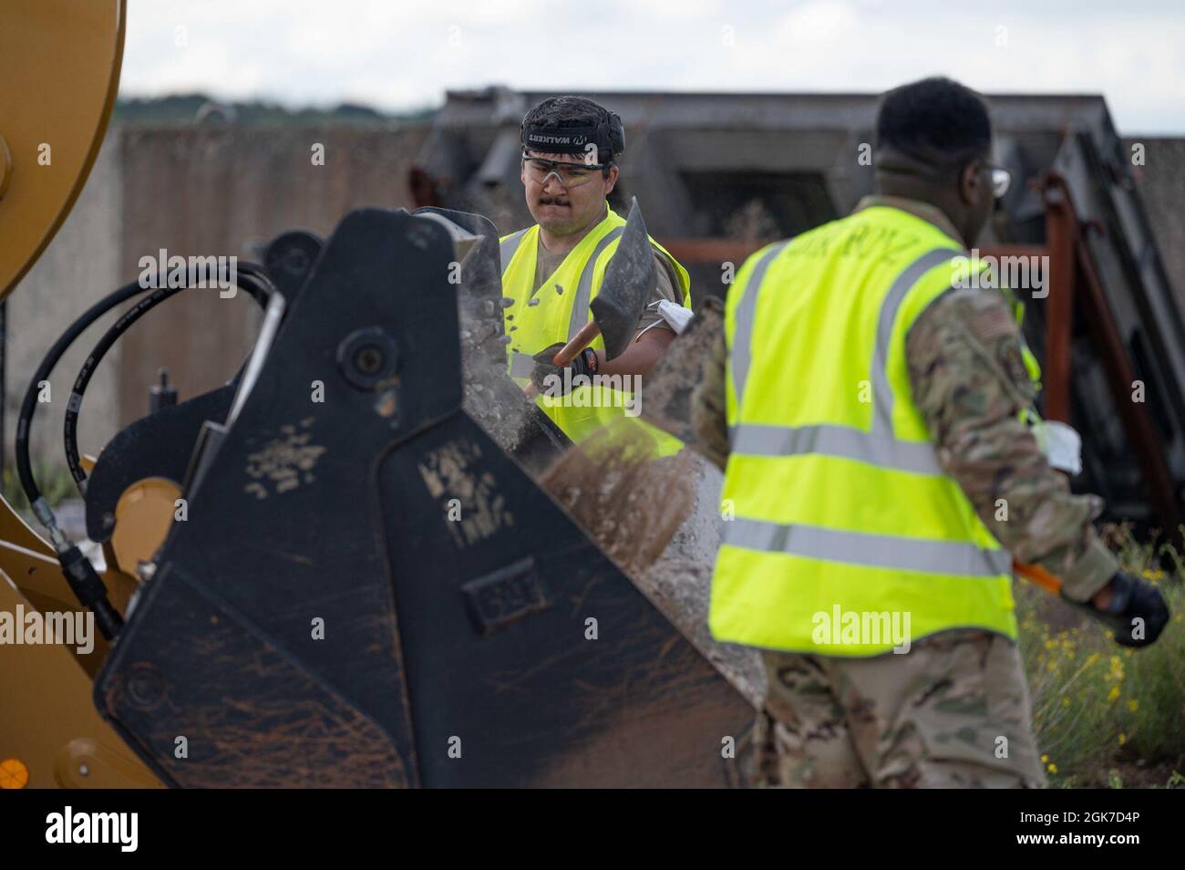 Rapid runway repair hi-res stock photography and images - Alamy