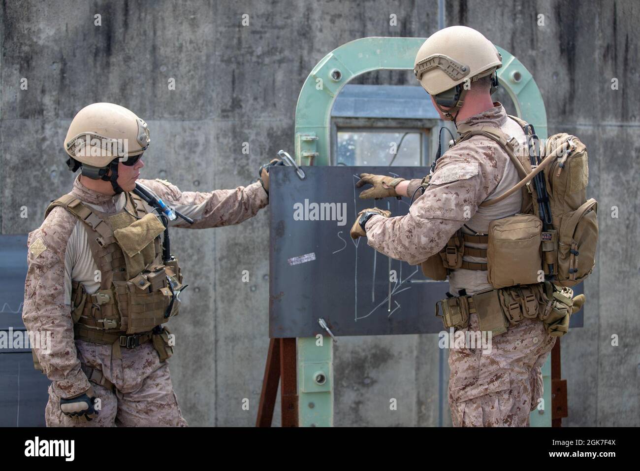 U.S. Marines with 4th Platoon, Force Reconnaissance Company, III Marine ...