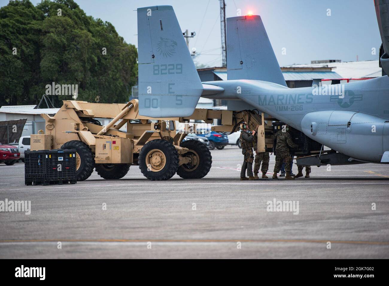 U.S. Marines with Marine Medium Tiltrotor Squadron 266th, Marine Corps ...