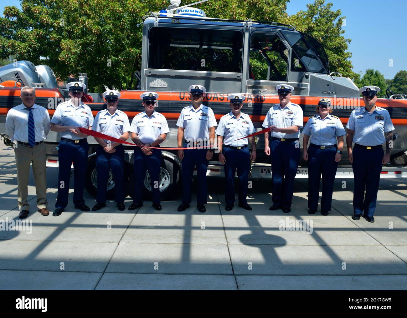 The crew of Station Paducah stand in front of a 29-foot Response Boat ...