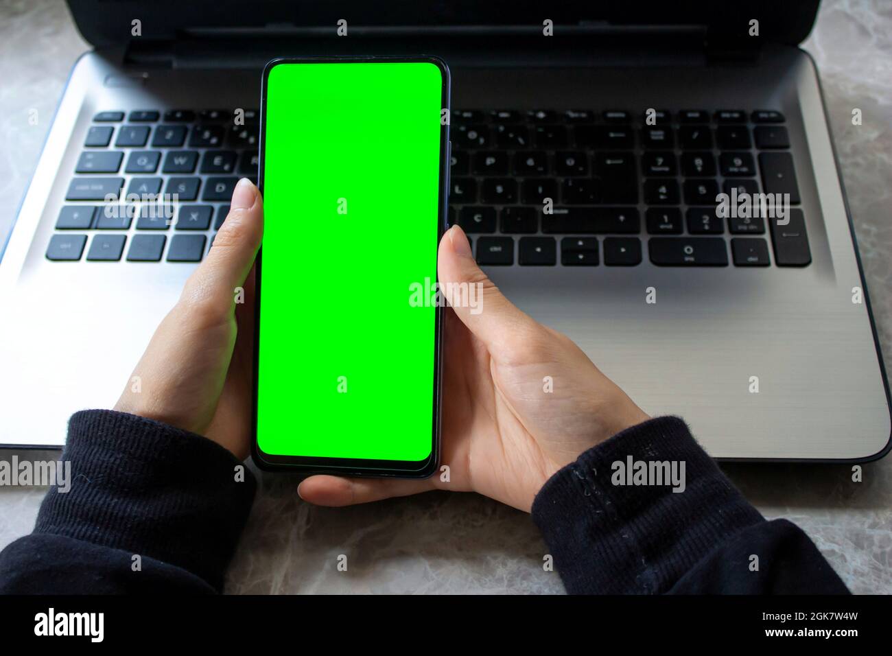Woman hand holding green screen mobile phone Stock Photo - Alamy