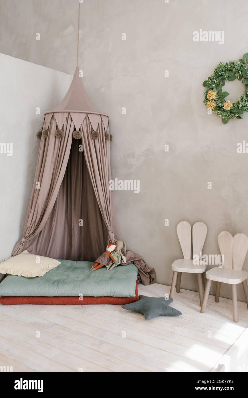 Tent or teepee bed in the children's room Stock Photo - Alamy