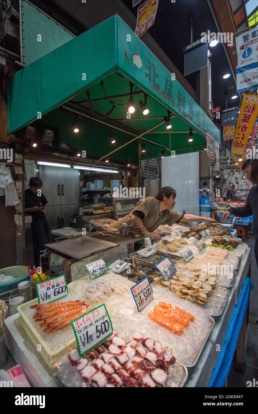 Fish stalls with freshly caught produce at Kuromon Ichiba Market, Osaka ...