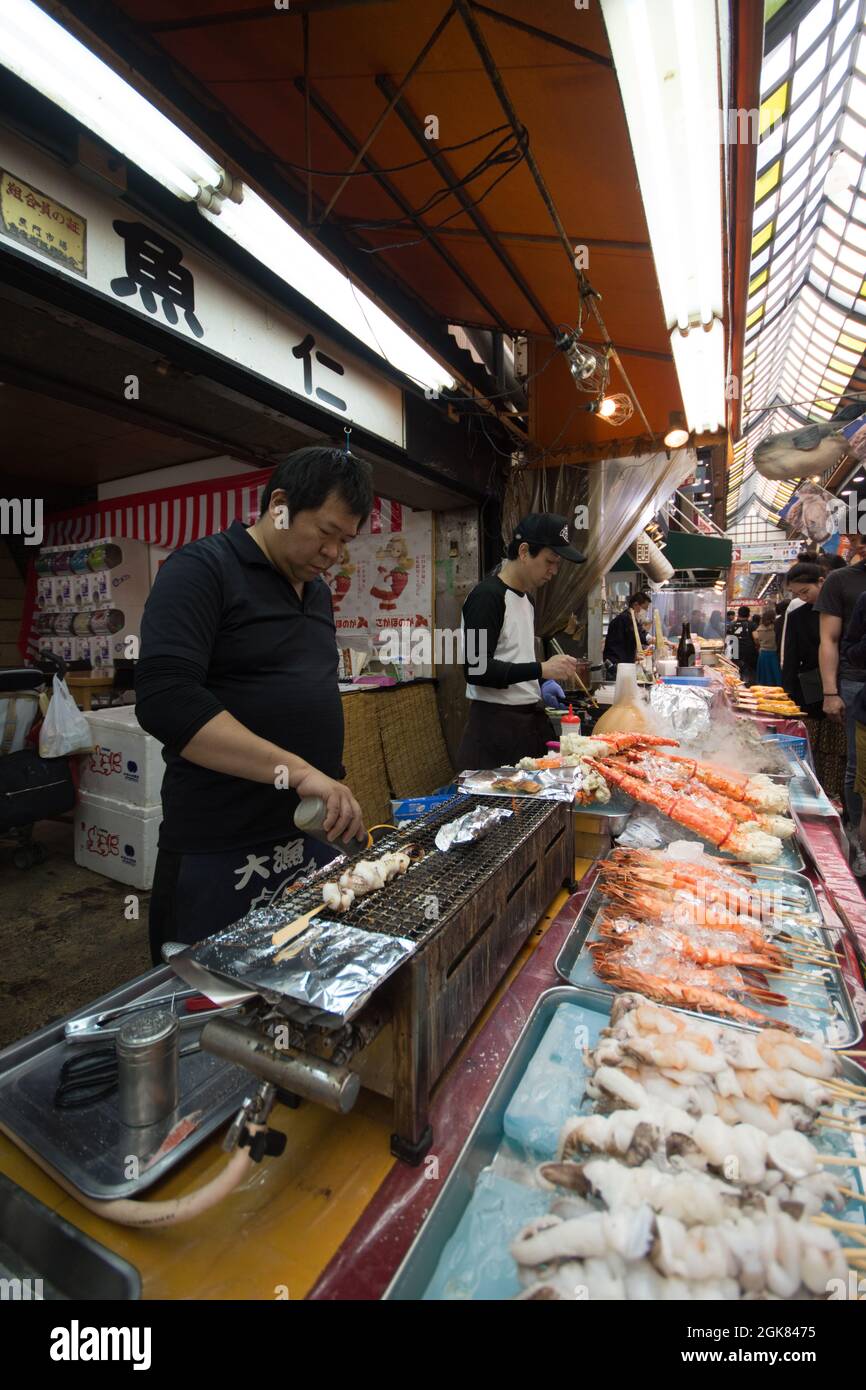 Fish stalls with freshly caught produce at Kuromon Ichiba Market, Osaka ...