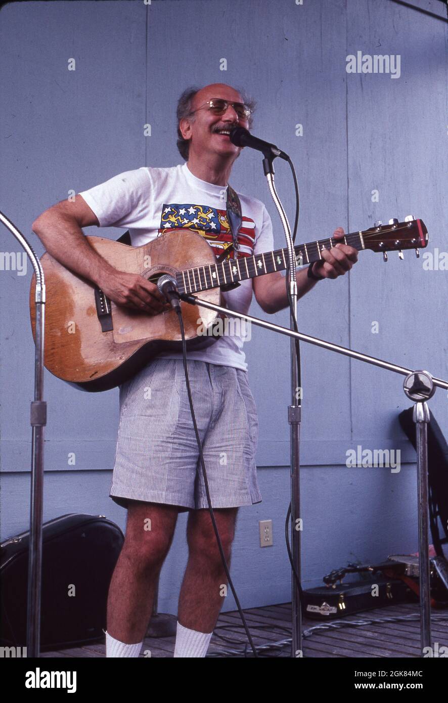 ©198 Folk singer Peter Yarrow of Peter, Paul and Mary doing a solo act ...