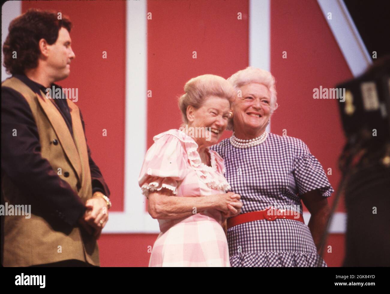 ©1990 Barbara Bush and Minnie Pearl hug as she does her legendary ...