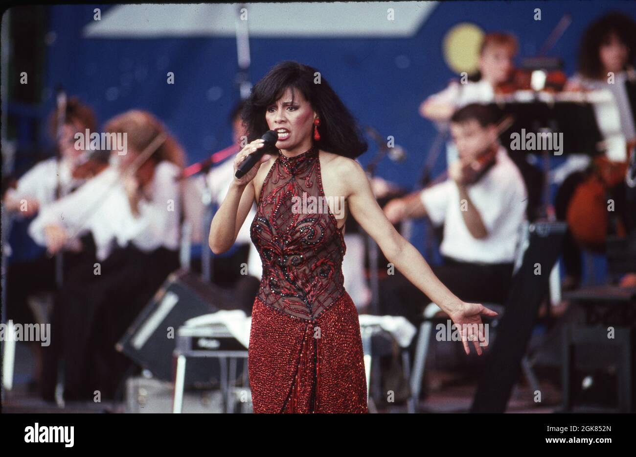 ©1990 Former 5th Dimension singer MARILYN MCCOO sings as the Grand Ole ...