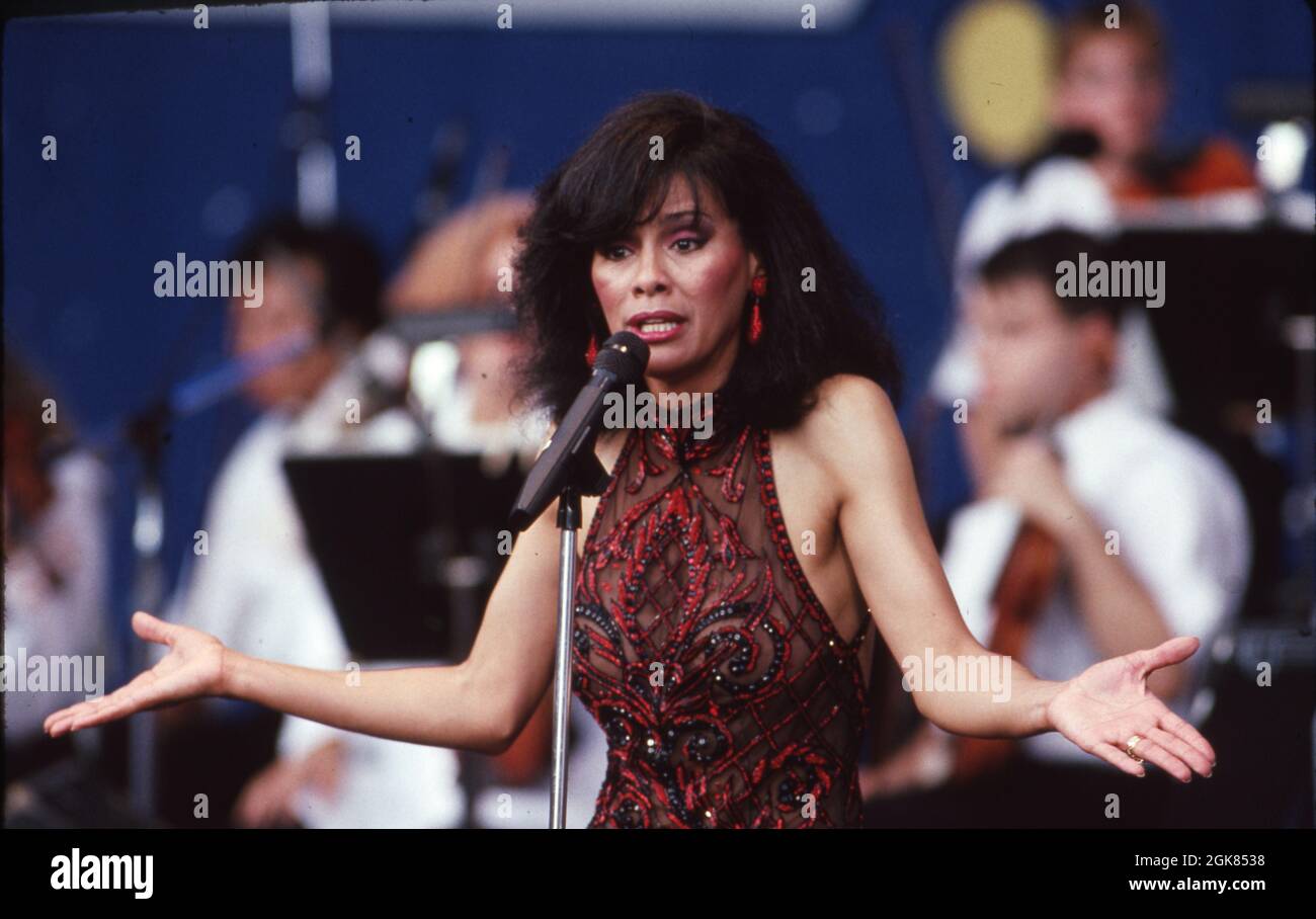 ©1990 Former 5th Dimension singer MARILYN MCCOO sings as the Grand Ole ...
