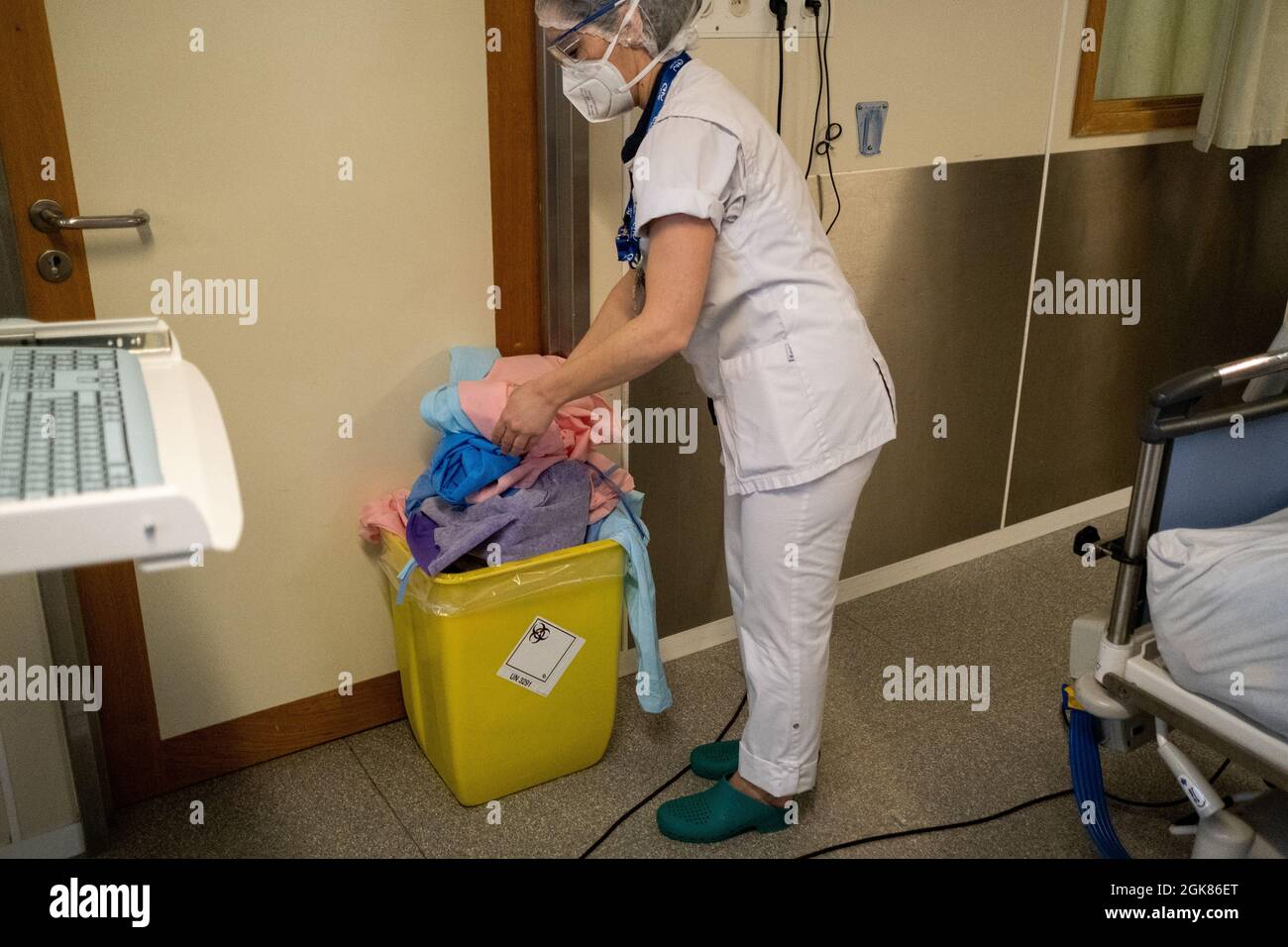 Nurse cleaning hands injection hi-res stock photography and images - Alamy