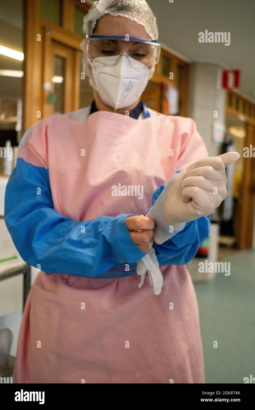 Nurses wears ppe kit hi-res stock photography and images - Alamy