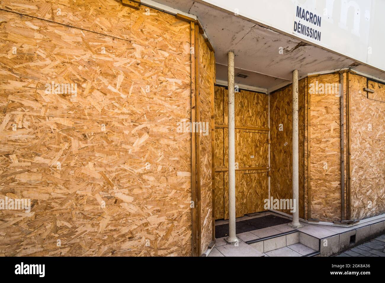 Boarded up shop front hi-res stock photography and images - Alamy