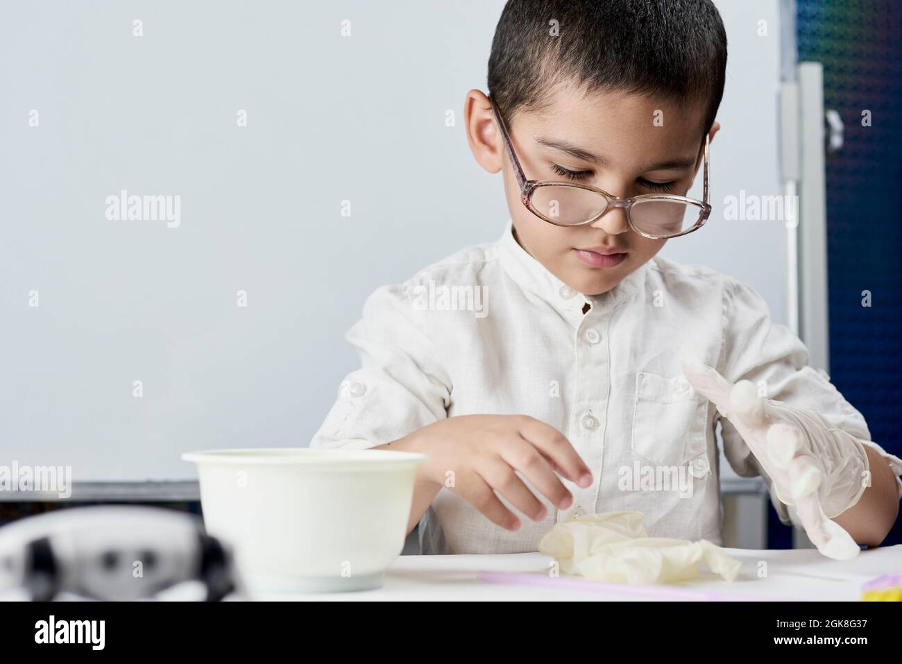 Schoolboy conducting scientific experiments at the workshop Stock Photo ...