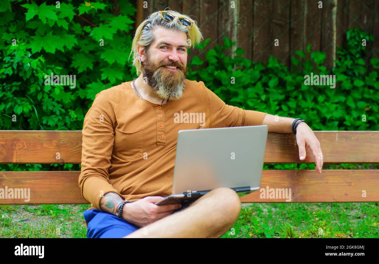 Working at computer outdoors hi-res stock photography and images - Alamy