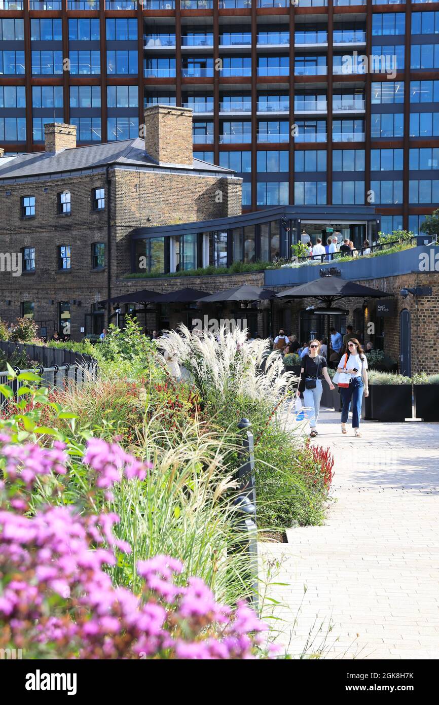 Walking on pretty Bagley Walk, with modern office blocks on Goods Way ...