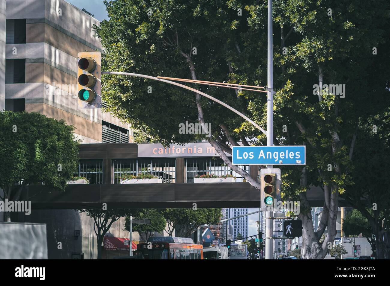 Los Angeles Street Sign next to traffic lights Stock Photo - Alamy