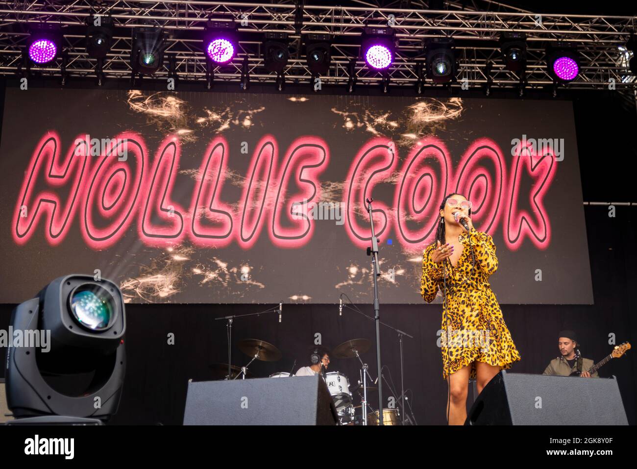 Hollie cook singing hi-res stock photography and images - Alamy