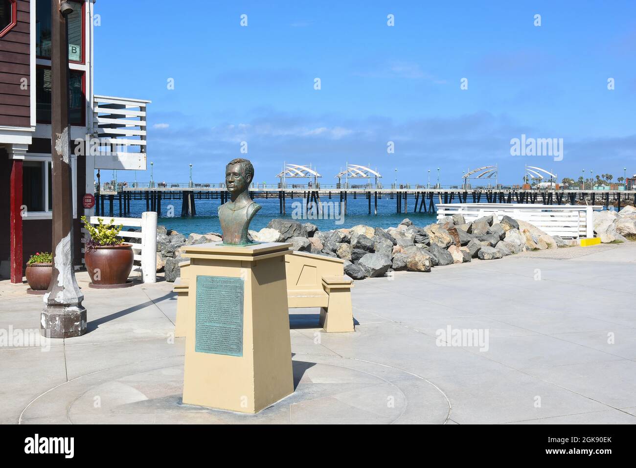 Statue of surfer hi-res stock photography and images - Alamy