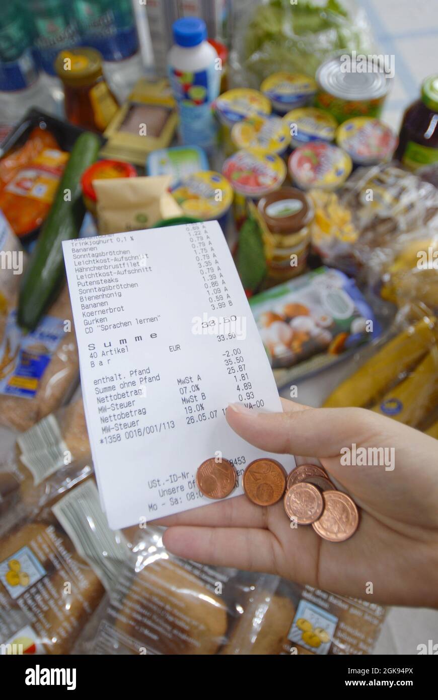 Hand receipt hi-res stock photography and images - Alamy