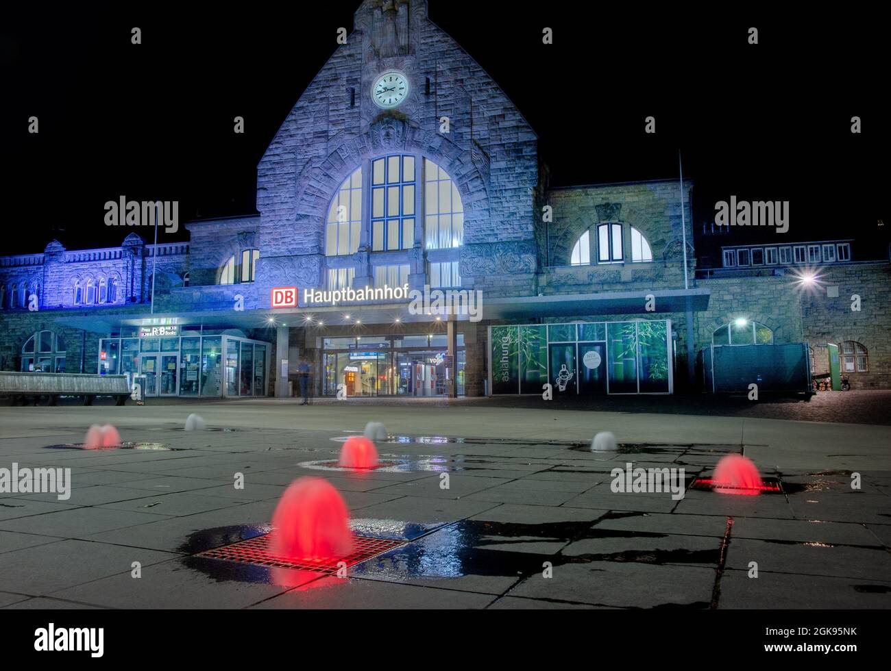 Aachen Hauptbahnhof bei Nacht Stock Photo - Alamy