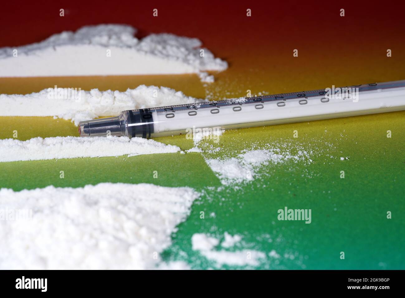 Syringe with white powder around Stock Photo - Alamy