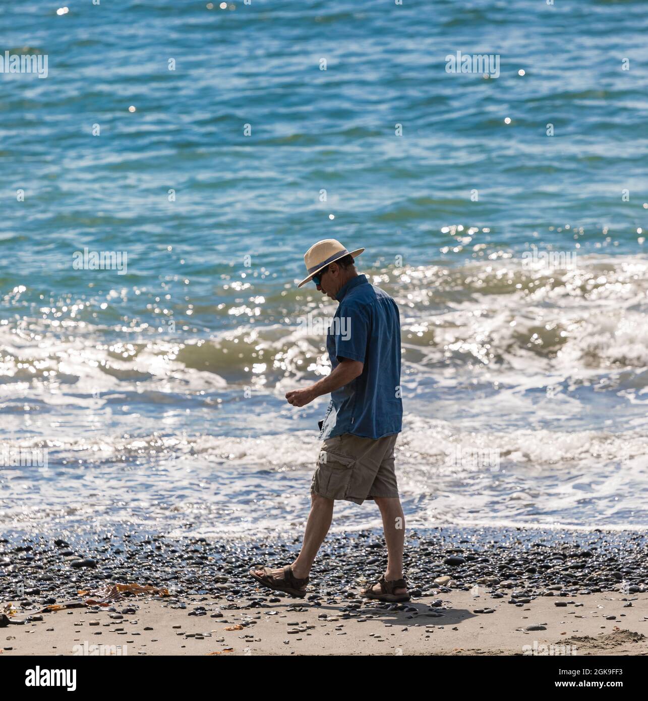 Sad man on beach hi-res stock photography and images - Alamy