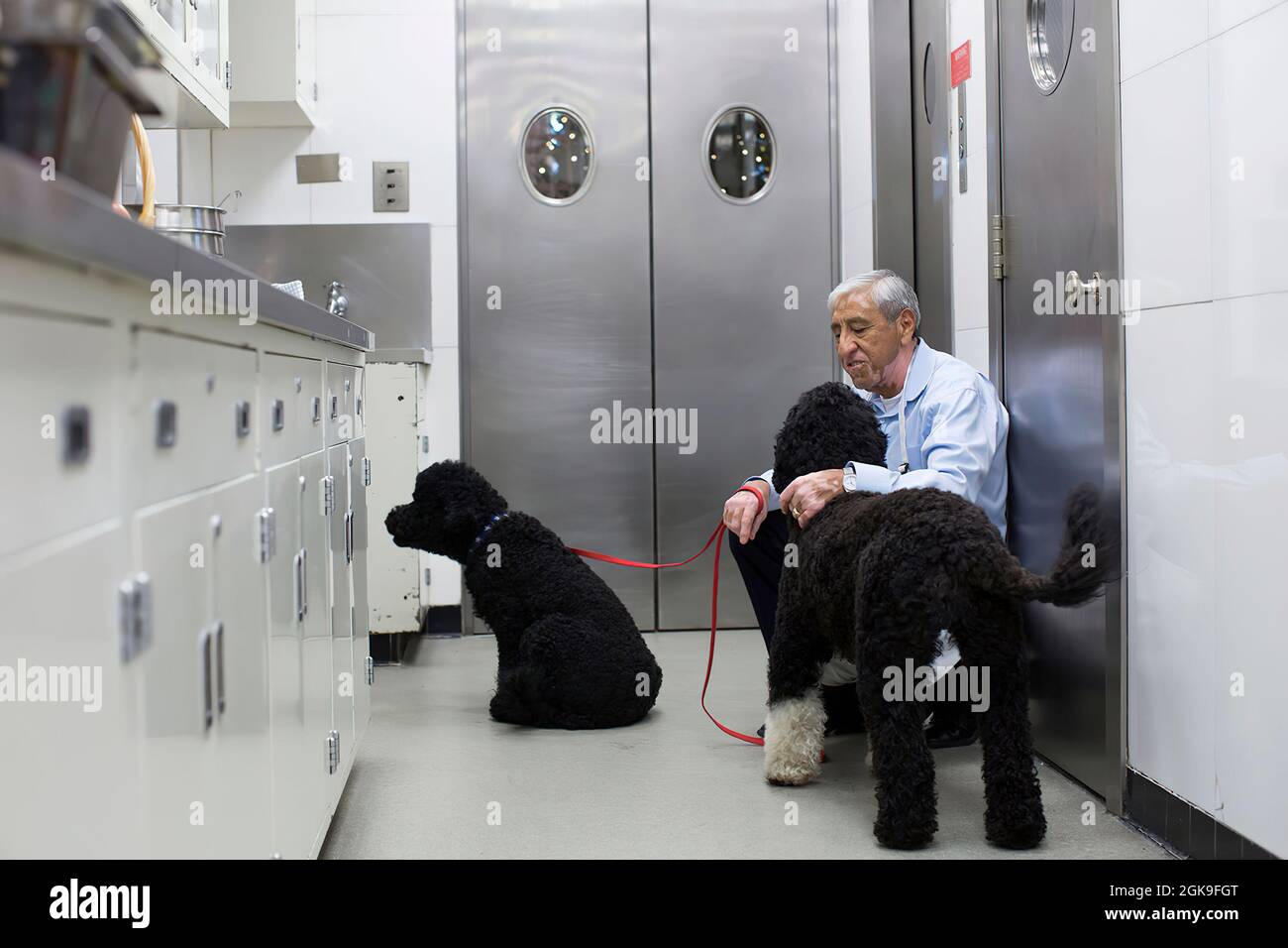 White House Butler Jorge Davilla visits with Bo and Sunny in the ...
